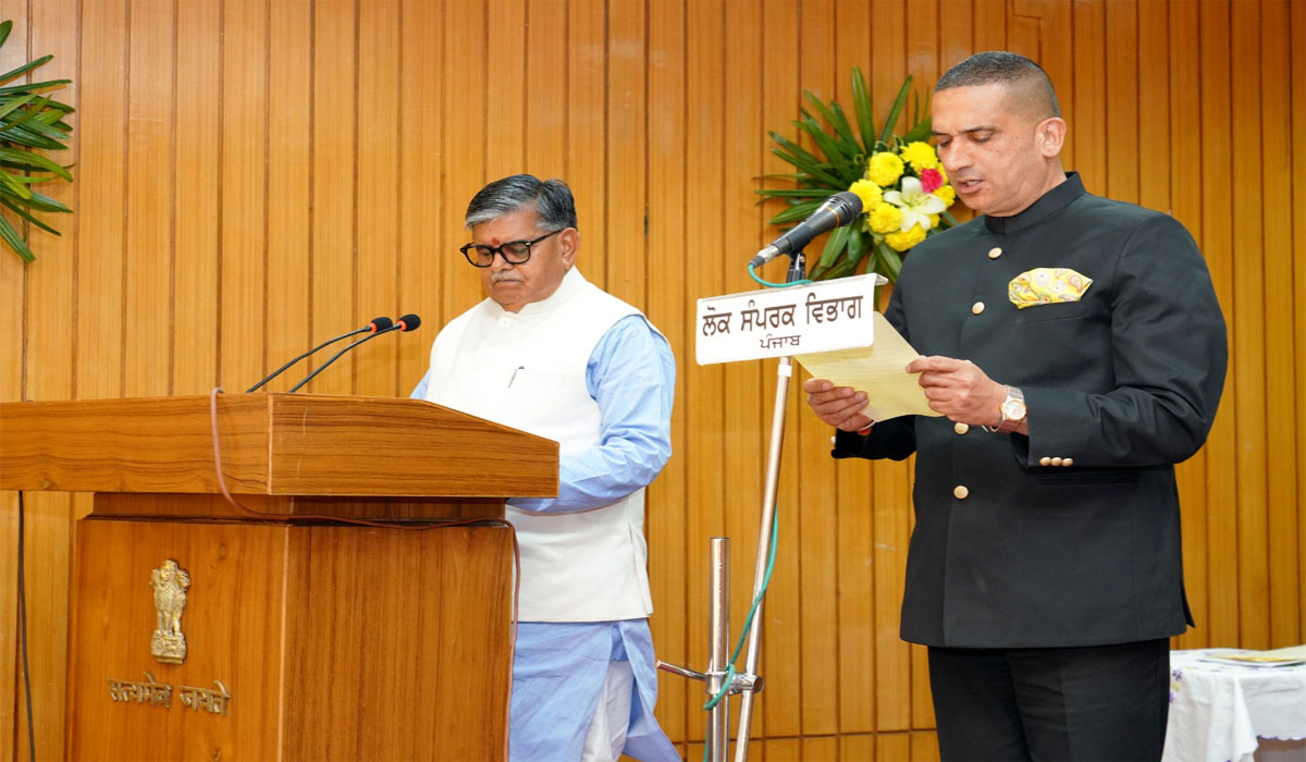 राज्यपाल Gulab Chand Kataria ने एडवोकेट Harpreet Sandhu और Pooja Gupta को राज्य सूचना आयुक्त के ...